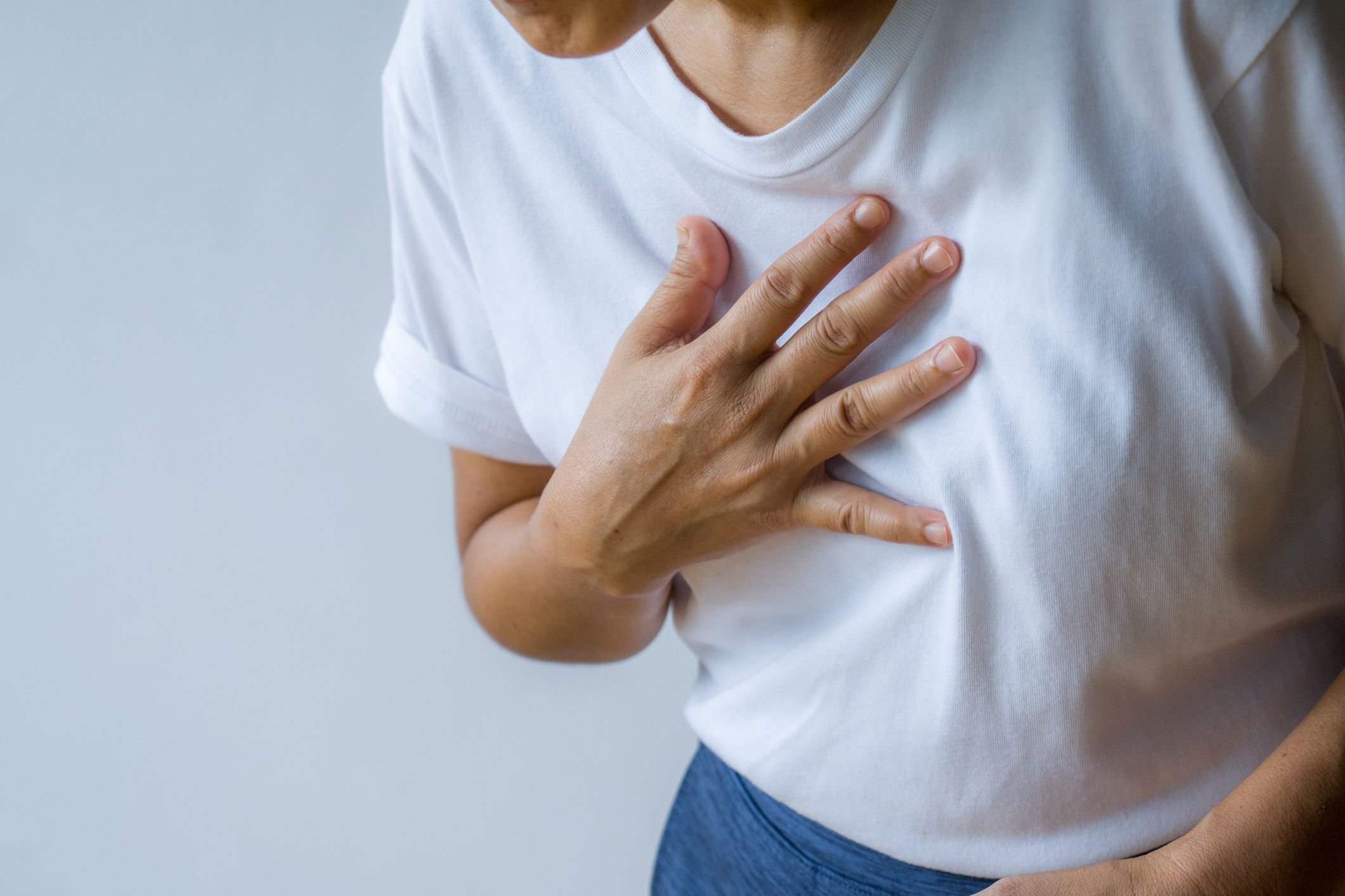 ¿por Qué Me Duele Debajo Del Pecho Izquierdo 2025 Cortaporlosano